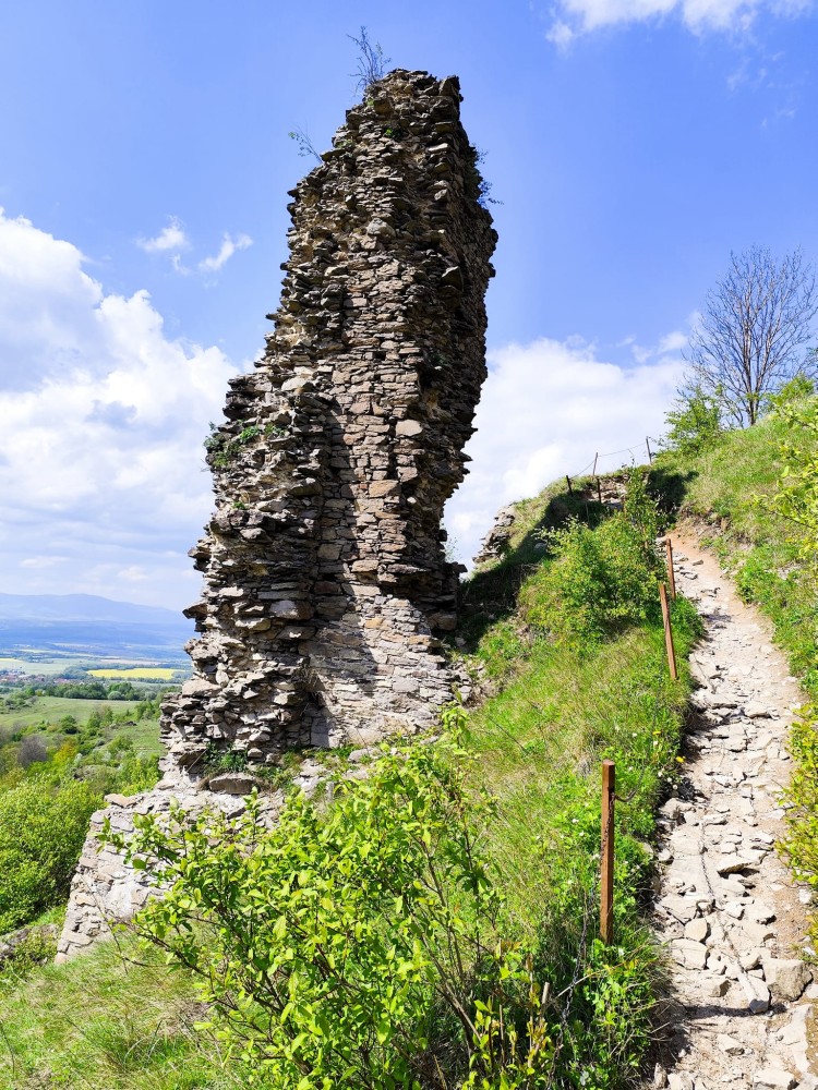 Podhradie pri Prievidzi – miesto, kde sa história stretáva s pokojom ...